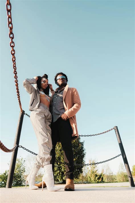 다리 로우앵글 샷 모델 수직 쐈어 여성 청바지 패션 포즈를 취하는 푸른 하늘에 관한 무료 스톡 사진