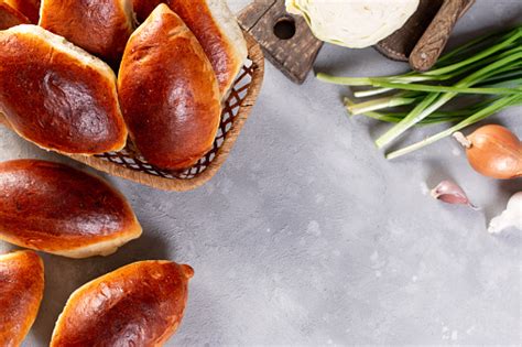 충전이 있는 전통적인 수제 파이 양배추와 파이 러시아어 피로슈키 텍스트에 대 한 배치 공간을 복사합니다 감자 요리에 대한 스톡