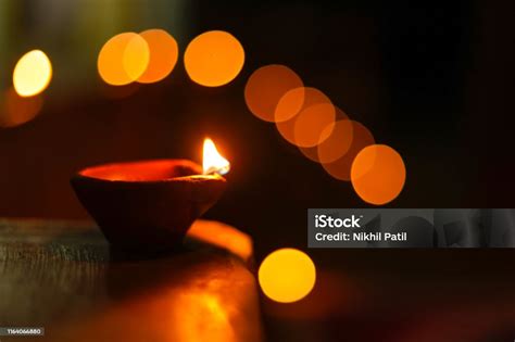 인도 축제 디왈리의 축하 화려한 랑골리에 불이 오일 램프 0명에 대한 스톡 사진 및 기타 이미지 0명 기도하기 디야 램프 Istock