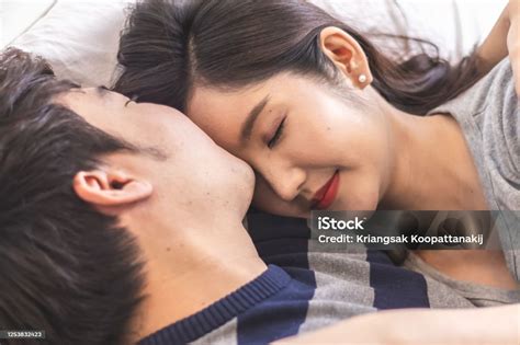 사랑스러운 매력적인 젊은 아시아 커플 남자 키스 이마 의 행복한 여자와 함께 로맨틱 한 순간에 포옹 따뜻한 심장 결혼과 연인 의 결합과 관계 남편과 아내 사랑 사진 개념 2