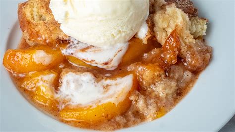Peach Cobbler With Ice Cream