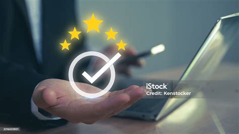 손 위에 체크 표시와 별 다섯 개를 들고 있는 사업가 품질 보증 및 고객 만족의 개념 개념에 대한 스톡 사진 및 기타 이미지