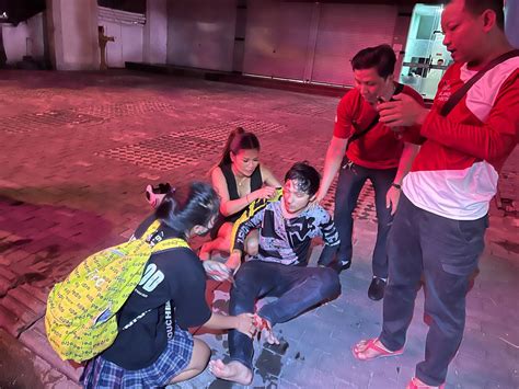 ប្រពន្ធមានទម្ងន់រត់មកមេីលប្ដី ក្រោយពេលស្រវឹងស្រាជិះម៉ូតូដួលខ្លួនឯងរងរបួសយ៉ាងដំណំ