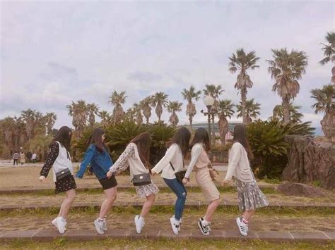 รวม 30 รูปถ่าย โพสท่าถ่ายรูปกับแก๊งเพื่อนซี้ ถ่ายรูปเป็นแก๊งให้ชิคๆ คูลๆ ไม่เหมือนใคร