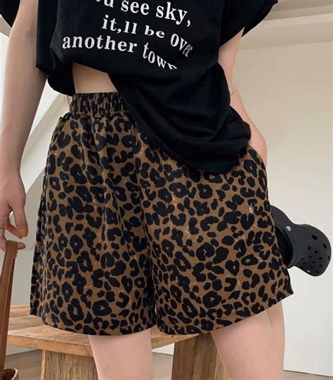 레오파드 스트레이트 캐주얼 하프 팬츠 썸머코디 호피무늬 포인트룩 패션데일리룩 유니크 트랜디 프래피룩 스트릿 예쁜핏 해외
