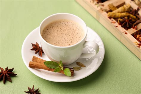 인도 허브 마살라 차이 또는 우유와 향신료 케랄라 인도 전통 음료 차의 최고 전망 거리에 대한 스톡 사진 및 기타 이미지 거리 건강한 생활방식 계피 Istock