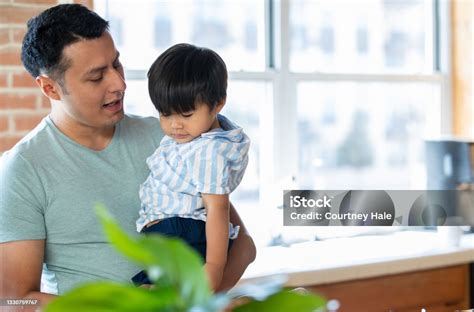 아버지는 현대 부엌에서 그를 들고있는 동안 유아 아들과 이야기 2명에 대한 스톡 사진 및 기타 이미지 2명 가정 생활