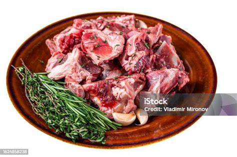 굴라시를 위해 깍둑썰기한 생 양고기 고기나 소박한 접시에 뼈가 있는 스튜 고품질 격리 흰색 배경입니다 검은색에 대한 스톡 사진 및 기타 이미지 Istock
