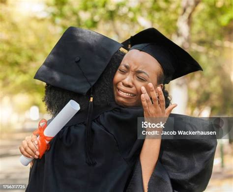 울음 졸업 야외에서 여성 포옹 축하 졸업장 대학 사람 학생 친구들이 감정 성취 및 지원으로 교육과 외부를 포용합니다 25 29세에 대한 스톡 사진 및 기타 이미지 Istock
