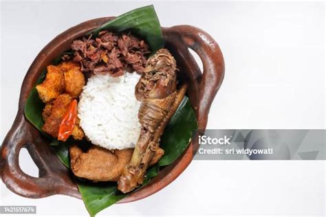 나시 구데그 족자카르타 인도네시아의 시그니처이자 전설적인 요리 잭 과일 스튜는 가축 피부 크래커와 갈색 계란 두부와 닭고기의 매운 스튜와 함께 제공됩니다 0명에 대한 스톡