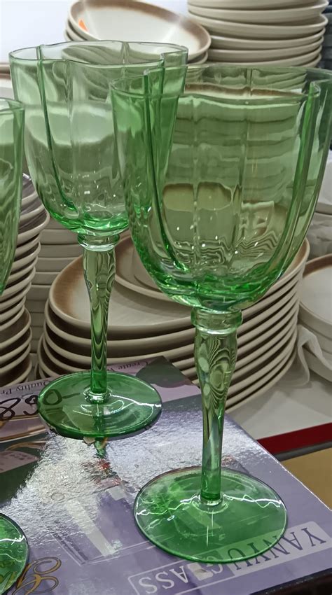 მშრალი ხიდი ძველი და ახალი ნივთები ანტიკვარიატი ლამაზი თხელი ფუჟერები