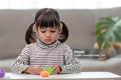 아시아 아이들은 놀이를 통해 배우기 점토 성형 모양으로 재생 4 5세에 대한 스톡 사진 및 기타 이미지 4 5세 개념 교육 Istock
