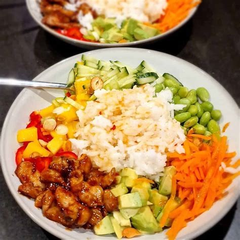 Poké Bowl Met Kip Zuss And Sap