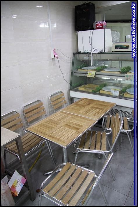세가닥의 집게손가락으로 집어멱는 전주 남부시장 전통 가마솥 한국닭집