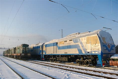 기관차 또는 엔진 기차는 원동력을 제공 하는 철도 수송 차량 이다 V12에 대한 스톡 사진 및 기타 이미지 V12 강철 객차 Istock