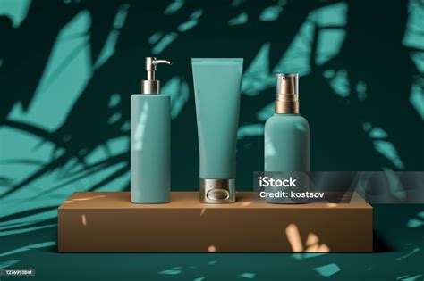 이국적인 식물의 그림자와 녹색 배경에 황금 뚜껑매트 녹색 병 미용 제품 용기의 빈 템플릿 디스펜서 병 크림 항아리 또는 튜브 3d 렌더링 공란에 대한 스톡 사진 및 기타