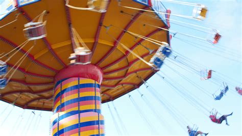 Foto Nesreća U Susjedstvu Prevrnuo Se Ringišpil Ozlijeđenu Djecu Roditelji Na Rukama Nosili U