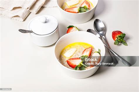 버터와 신선한 과일을 곁들인 클래식 오트밀 달콤한 딸기 맛있고 건강한 아침 식사 음식은 가벼운 배경에 여전히 생활 가정 식사를