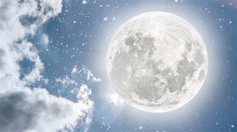 Red Moon Cycle What It Means To Get Your Period Around This Lunar Phase