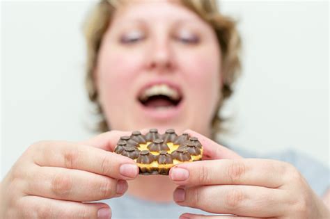 비만 과자를 먹는 뚱뚱한 여자 여자는 달콤한 사랑해요 당뇨병 건강 문제 비만 건강에 좋지 않은 음식에 대한 스톡 사진 및 기타 이미지 건강에 좋지 않은 음식 건강하지