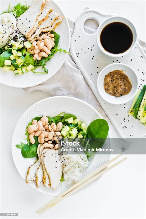 건강 한 균형 잡힌 음식 여름 레스토랑 메뉴 유리 국수 콩 닭 가슴살 시금치 Arugula 및 오이가 있는 그릇 흰색 배경 평면도 0명에 대한 스톡 사진 및 기타 이미지