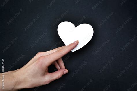 Бумажное сердце в руке. Творческий фон. Открытка ко дню святого ...