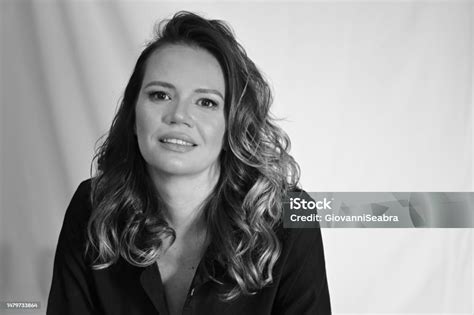 긴 곱슬 머리를 가진 아름 다운 웃는 금발 모델 소녀입니다 웃는 여자 헤어스타일 물결 모양의 컬 빨간 손톱 매니큐어 패션 뷰티 및 메이크업 초상화 미소에 대한 스톡 사진 및