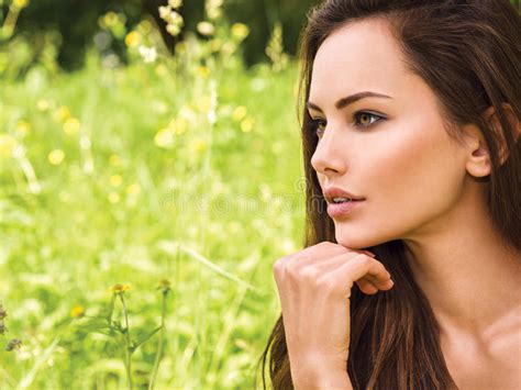 Portret Van De Jonge Mooie Vrouw Met Lange Haren Stock Foto Image Of