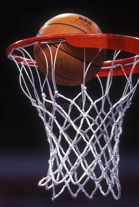 Basquetebol A Passar Por Um Cesto Imagem De Stock Editorial Imagem De
