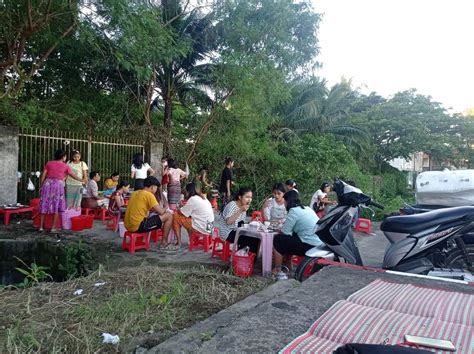 ရှူခင်းသာ ကမ်းနားလမ်းအသုတ်ဆိုင်