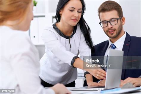 사업 사람들은 사무실에서 회의 노트북으로 가리키는 여자에 초점 가리키기에 대한 스톡 사진 및 기타 이미지 가리키기 경영자 계획 Istock