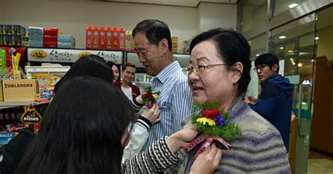 선문대 학생들 교내 카네이션 달아드리기 행사