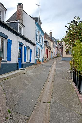 자갈이 깔린 마을 거리와 건물 외관 생 발레리 쉬르 솜 솜 프랑스 0명에 대한 스톡 사진 및 기타 이미지 0명 강어귀