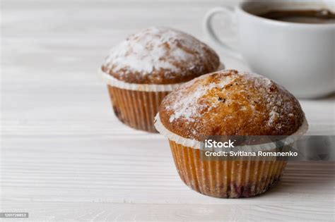 설탕 가루와 커피 한 잔을 곁들인 갓 구운 홈메이드 머핀 배경 닫기 0명에 대한 스톡 사진 및 기타 이미지 0명 가루 설탕 갈색 Istock