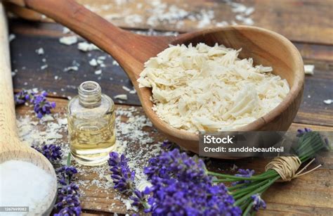 나무 배경에 에센셜 오일과 라벤더 꽃의 무리와 비누의 조각의 전체 숟가락 마르세유에 대한 스톡 사진 및 기타 이미지 마르세유 비누 가사 집안일 Istock