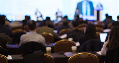 강당에서 비즈니스 세미나에서 청중에 게 연설을 주는 흐리게 스피커 공개 강의 중 홀 회의 발표자 배경 보 케와 컨퍼런스 홀에서