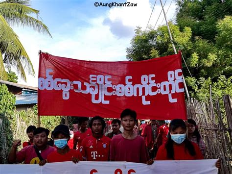 စစ်ခွေးသင်္ချိုင်းစစ်ကိုင်းတိုင်း ဆ်ိုသည့် စာသားကိုကိုင်ဆွဲပြီး စစ