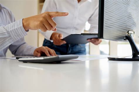 사업 고문 진행 중인 내부 수익 서비스 검사 문서를 나타내는 재무 수치를 분석 합니다 감사 개념 개념에 대한 스톡 사진 및 기타 이미지 Istock