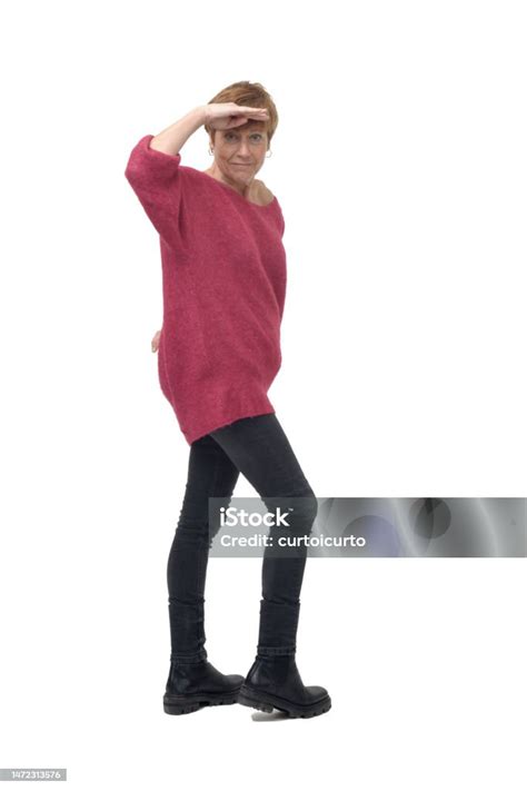 흰색 배경에 이마에 손을 대고 카메라를 보고 서 있는 여자의 측면 모습 55 59세에 대한 스톡 사진 및 기타 이미지 55 59세 가득 찬 길이 Istock