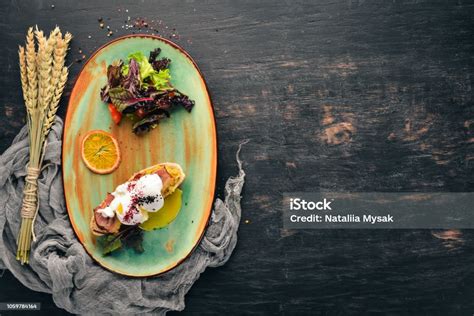 아보카도와 베이컨 데친된 달걀 샌드위치입니다 최고의 볼 수 있습니다 텍스트에 대 한 여유 공간입니다 에 나무 배경 0명에 대한 스톡 사진 및 기타 이미지 Istock