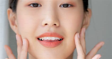 아름 다운 아시아 여자 흰색 Tshirt 행복 손 터치 얼굴 건강 한 스킨 케어 개념 아침 빛 하루 미소 사진 Unsplash의 기쁨 이미지