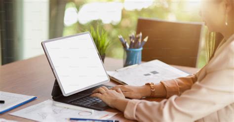 그녀의 작업 스테이션에서 디지털 태블릿으로 일하는 여성 회계사 태블릿 빈 화면 모형 및 책상에 비즈니스 보고서 사진 Unsplash의 컴퓨터 키보드 이미지