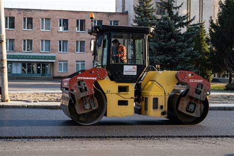 무거운 진동 롤러 압축기를 가진 무거운 아스팔트 도로 롤러는 거리의 도로 건설 현장에서 도로에 새로운 뜨거운 아스팔트를 누릅니다