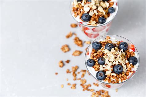 그리스 요구르트 귀리 그라놀라 신선한 딸기 키가 큰 유리 항아리에 꿀을 곁들인 그라놀라 파르페 건강 식품 0명에 대한 스톡 사진 및 기타 이미지 Istock