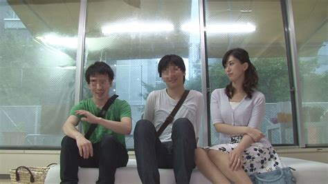 一般男女モニタリングav 禁断の歳の差筆おろし企画 マジックミラーの向こうには実の息子！いまだ童貞の男子大学生と巨乳の「友達のお母さん」が素股でセックスの予行演習に挑戦！二人っきりの密室で