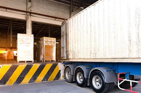 물류 창고 트럭 컨테이너 도킹 화물 선적 화물 산업 창고 물류 및 운송에서 나무 팔레트에 플라스틱을 포장 골판지 상자를 스택 창고에 대한 스톡 사진 및 기타 이미지 Istock