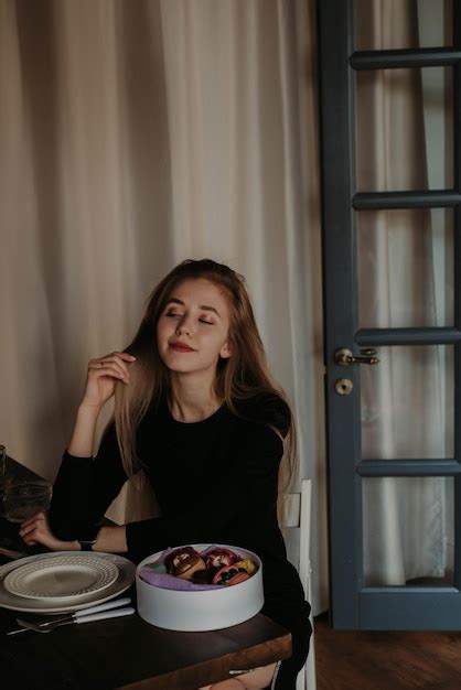 95000 Girl Eating Herself Pictures