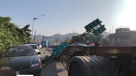 曳引車自撞號誌桿 基隆交通大亂 臺灣導報