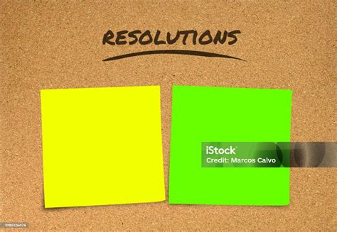 필기 2019 새 해 해상도 및 복사 공간 헌신 결단 력과 긍정적인 생각 개념 코르크 보드 절연에 텍스트를 추가 하기 위한 빈 스티커 메모에 목표의 목록 0명에 대한 스톡