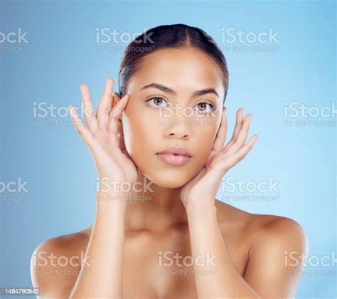 초상화 여성 그리고 메이크업 웰빙 화장품을 위한 파란색 배경의 스킨케어는 살롱 스파에서 나온다 얼굴 얼굴의 아름다움 및 미적 빛 레이저 피부과 또는 자연스러운 광택을 가진